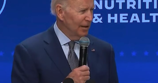 Biden la chiama sul palco ma è morta - Lo Zoo di 105